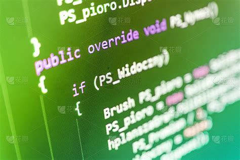 软件开发人员编程代码在计算机上