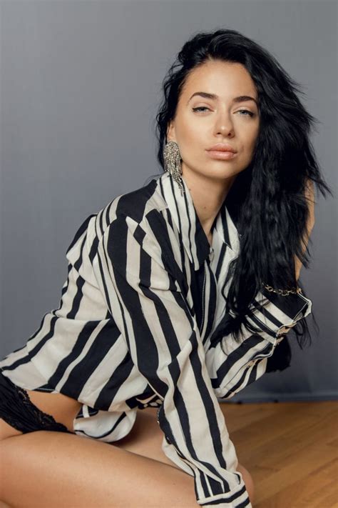 Девушка брюнетка Брюнетки Растрепанные волосы Фотосессия