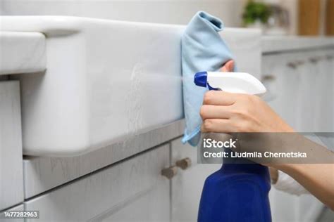 부엌에서 걸레와 세제로 흰색 싱크대를 청소하는 여자 근접 촬영 가사 집안일에 대한 스톡 사진 및 기타 이미지 가사 집안일 가정 생활 가정 주방 Istock