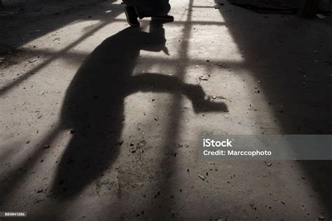 약간 어두운 짜증 Buiding 내부 그의 손에 총을 들고 남자의 그림자 가리키기에 대한 스톡 사진 및 기타 이미지 가리키기 강렬하고 밝은 색상 개념 Istock