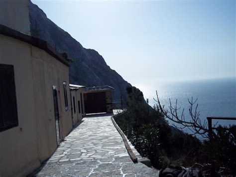 Φωτογραφίες από το κελί και τον τάφο του γέροντα Εφραίμ του Κατουνακιώτη Διακόνημα