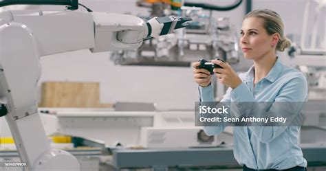 여성 로봇 공학 및 실험실 과학 및 공학 미래 개발 또는 전자 제품의 원격 제어 기계 학습 과학자 및 기술 클릭 사이버 자동화 및 교육 로봇에 대한 스톡 사진 및 기타