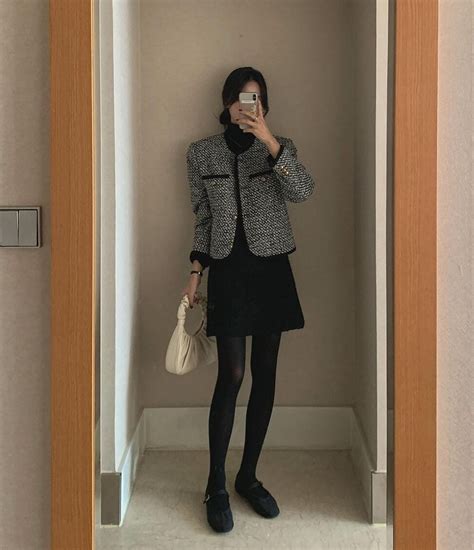 직장인 데일리룩 잇웨어리브🕊️ 코디기록 핏한 실루엣의 니트 아이템 라운드넥과 리브드 마감으로 안정감 있는 착용감을 선사하는 베이직한 니트 아이템 입니다 단독