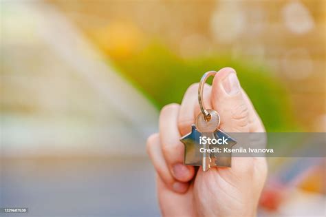 고층 건물의 배경에 대한 새로운 집의 열쇠를 들고 있는 남자의 손 고객에 대한 스톡 사진 및 기타 이미지 고객 구매 금융
