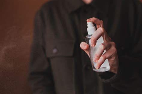 코로나 바이러스에 알코올 스프레이를 적용 하는 손의 클로즈업 가까이 세균 박테리아 코로나 바이러스 및 바이러스의 확산을 방지하기 위해 살균 스프레이 방부제 및 소독제