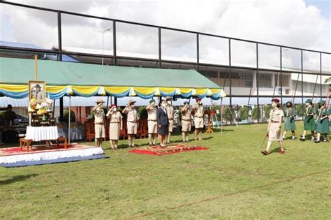 โรงเรียนจัดพิธีทบทวนคำปฏิญาณและสวนสนามลูกเสือเนตรนารี เนื่องในวันคล้าย