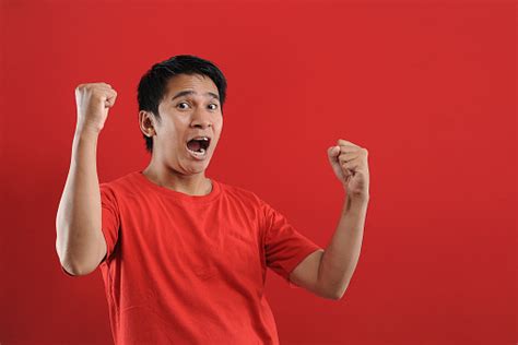 젊은 아시아 남자는 행복하고 흥분 승리 제스처를 표현 성공및 축하 25 29세에 대한 스톡 사진 및 기타 이미지 25 29세 경외감 긍정적인 감정 표현 Istock