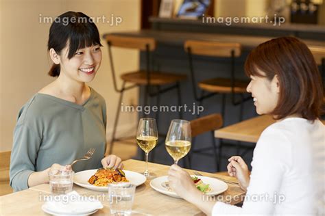 友人と食事を楽しむ日本人女性の写真素材 129492136 イメージマート