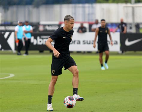 Matheus Araújo Detalha A Importância De Conviver Com Meias Experientes No Corinthians