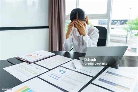 번아웃 개념입니다 이마를 만지는 아시아 여성 사업가는 두통 지루한 직업 피곤한 정서적 고통 그리고 위험 때문에 우울한 전문직 종사자 35 39세에 대한 스톡 사진 및 기타