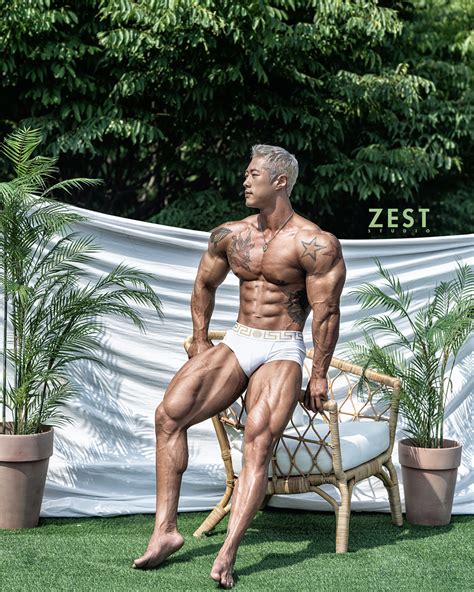 바디프로필 스튜디오 제스트 ㅣ 바디프로필스튜디오 김춘리 X 제스트 📌체스터 필드 컨셉 의상 추천 정장 언더웨어 블랙진등 추천드립니다 Instagram