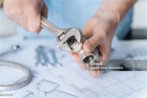 집에서 배관 프로젝트 그림 도표 아파트 건물의 물 공급 계획 집에서 수리를하는 남자 수리공 장치 부속품 호스 탭 조정가능한 렌치