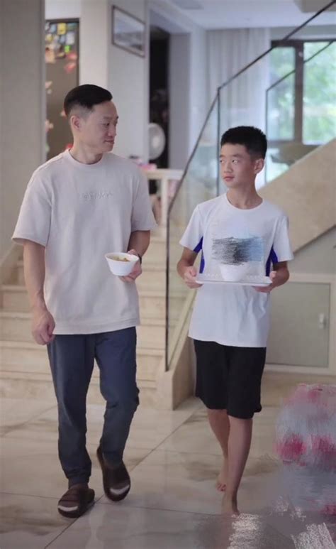 楊威5歲雙胞胎女兒慶生！一個像爸一個像媽，12歲楊陽洋成小帥哥 每日頭條