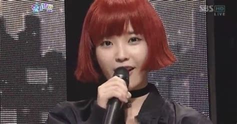 아이유 빨간 머리 레옹이 바게트빵 들고 눈물 흘릴 미모