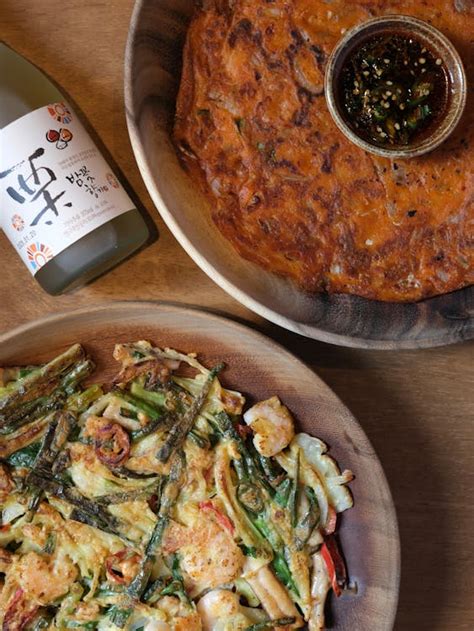 간장 고추장 김치 김치전 딥핑 소스 마늘 목조 테이블 반찬 병 봄 양파 사케 생강 아시아 요리 야채 팬케이크 양배추 위에서 내려다 본 짭짤한 팬