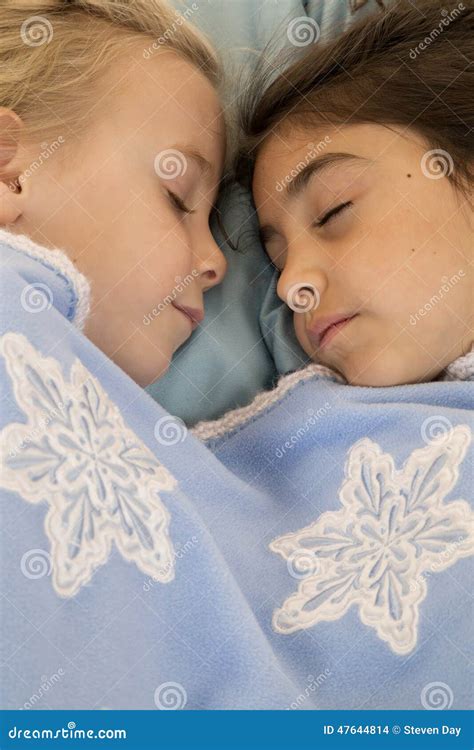 Portrait De Deux Belles Jeunes Filles Endormies Dans Le Lit Photo Stock