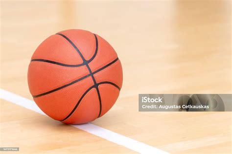 단단한 나무 코트 바닥에 주황색 농구 공 수평 스포츠 테마 포스터 인사말 카드 헤더 웹 사이트 및 앱 Championship에 대한 스톡 사진 및 기타 이미지 Istock