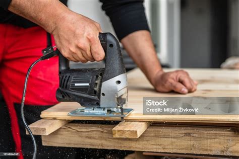 톱 목공 취미 개념 복사 공간과 전기 직소 절단 나무와 함께 작업 알 수없는 목수의 손에 가까이 Diy에 대한 스톡 사진 및 기타 이미지 Istock