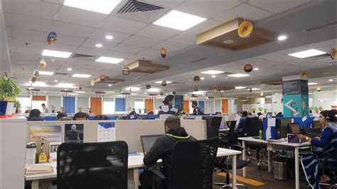 개방형 사무실 고객 서비스 공동 작업 기술 기업 남성 낮 데스크탑 컴퓨터 도시 사무실 동료 문서 민족적 다양성 바쁜 비즈니스 비즈니스 복장 사람