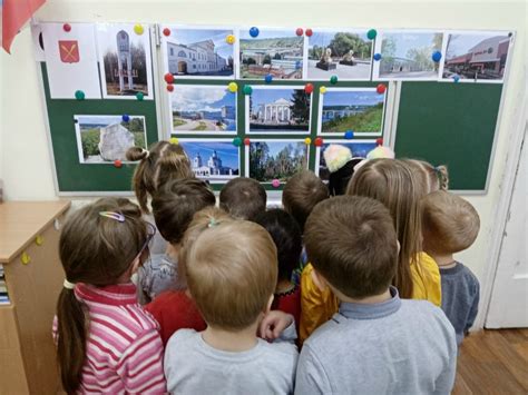 Дети рассматривают фотографии родного города Алексин Сейчас