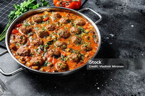 팬에 토마토 소스와 야채와 쇠고기 미트볼 검은 색 배경 맨 위 보기입니다 텍스트 공간 0명에 대한 스톡 사진 및 기타 이미지 0명 가루로 빻은 갈색 Istock
