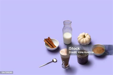 호박 향신료 라떼와 보라색 배경에 성분과 텍스트 복사 공간 할로윈과 추수 감사절 구성 0명에 대한 스톡 사진 및 기타 이미지 0명 가을 거품 내기 Istock