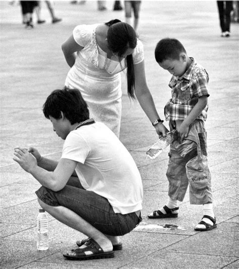 Голый мальчик на диване 85 фото