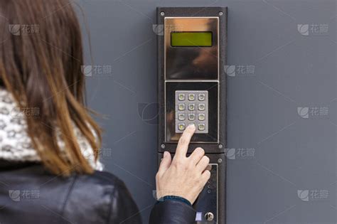内部通信系统 女人 按键区 安全 仅成年人 居住区 现代 技术 有序 仅一个女人