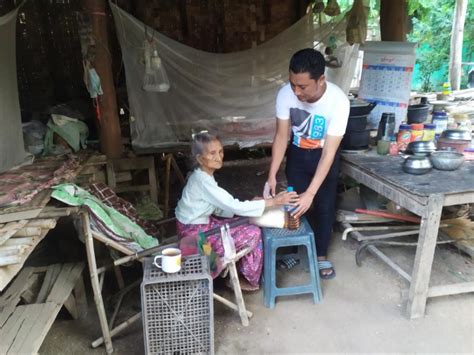 ဆင်ပေါင်ဝဲမြို့နယ်၌ အဘိုး၊ အဘွား ၈ ဦးအား ကာလဒါနပရဟိတ ရန်ကုန်မြို့ မှ ဆန်နှင့် ဆီထောက်ပံ့ပေးအပ