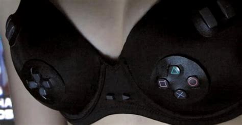 Pitaco Do Marcelinho Controle De Videogame Permite Apertar Seios E Jogar Ao Mesmo Tempo