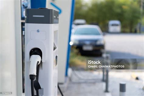 Ev 스테이션 사이트의 고속 전기 자동차 충전기 및 전원 공급 장치 전기 자동차 대체 연료 차량에 대한 스톡 사진 및 기타 이미지 전기 자동차 대체 연료 차량 주차장