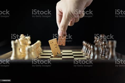 체스 게임 경쟁 성공 플레이에서 건물과 집 모델에 체스를 이동 하는 비즈니스 맨의 손 전략 관리 또는 리더십 개념 건축물에 대한 스톡 사진 및 기타 이미지 Istock