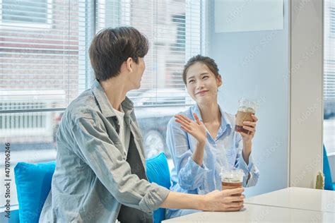 음료 또는 커피를 들고 이야기하는 신혼부부 또는 남녀연인 아시아 한국 남녀 모델 ภาพถ่ายสต็อก Adobe Stock