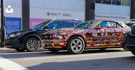 거리에 나란히 주차된 두 대의 차 사진 Unsplash의 무료 화려한 이미지