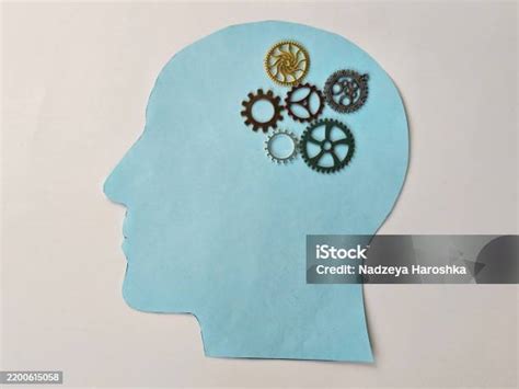 테이블 표면에 인간 머리의 뇌 영역에 흩어져있는 작은 톱니바퀴와 톱니 기호 사고를 통한 뇌 기능과 지능 0명에 대한 스톡 사진 및 기타 이미지 Istock
