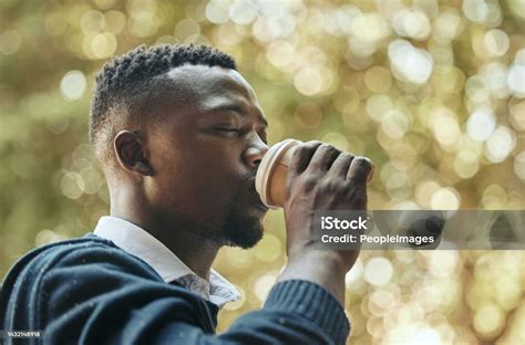 나무 자연 및 보케 배경이있는 공원에서 커피 컵을 마시는 사업가 평온한 흑인 기업 전문 노동자 또는 직원이 출근 전 아침에