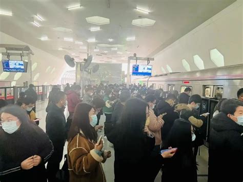 排队超300米！北京这处地铁站预约进站“堪比春运抢票”？ 腾讯新闻