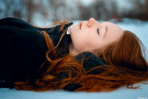Девушки рыжие волосы закрытые глаза лёжа на спине Картинка для аватара 1024x686px
