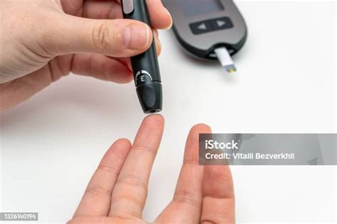 손가락에서 당뇨병 설탕 수준 의료 검사를 위한 혈액을 복용 개념에 대한 스톡 사진 및 기타 이미지 개념 건강 검진 건강 진단 Istock