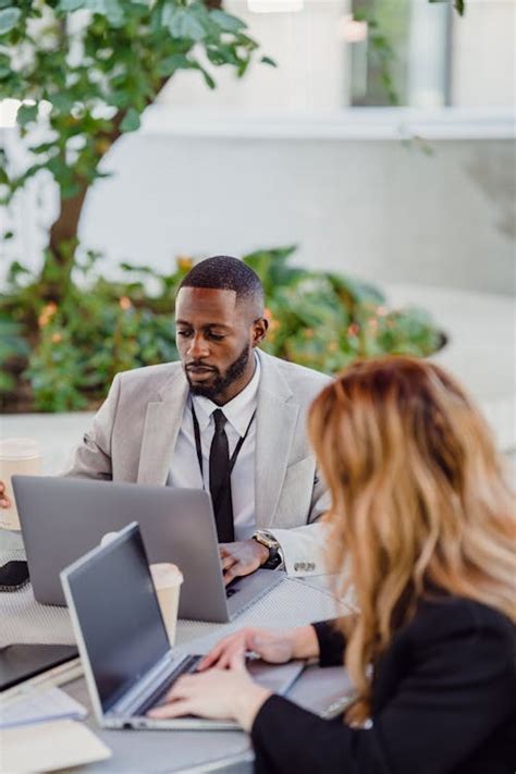집 밖의 간부 격식있는 옷차림 공동 작업 관리자 기술 기업 기업가 긴 머리 나무 남자 노트북 녹지 다문화 도시의 두 사람 디지털 장치 리더