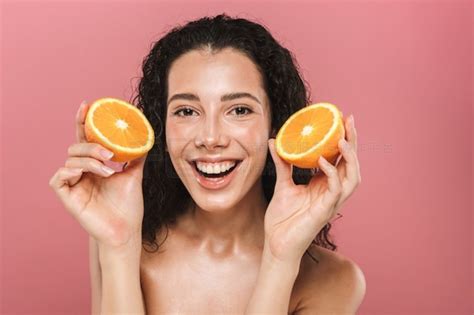 橙色高清图片 美丽的照片中快乐的半裸女人长发微笑手里拿着橙色的碎片与粉色背景隔离 水果 蔬菜免费下载 jpg格式 编号 千图网