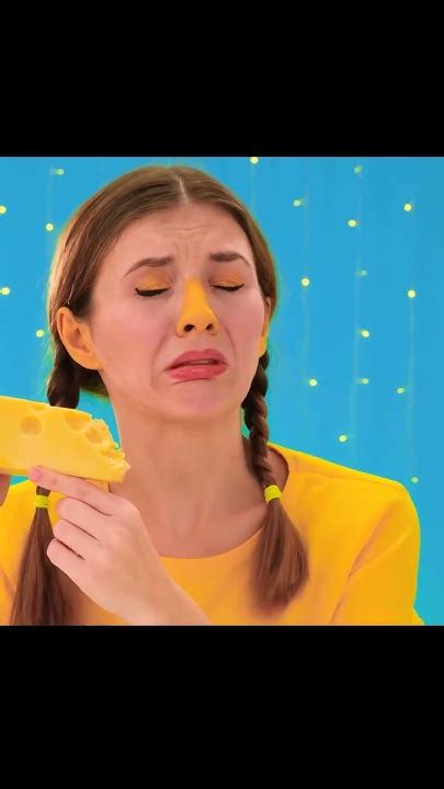 девушка в желтом кушает сыр Youtube