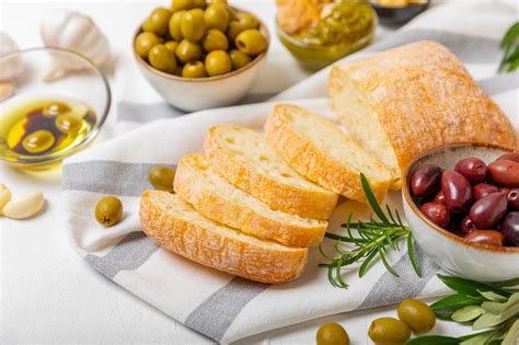 치아바타 올리브 허브 향신료 마늘 페스토 파마산 치즈 치아바타 빵이 담긴 그릇에 담긴 올리브 오일 기치 건강한 음식 개념입니다 진미 지중해식 주방 복사 공간 건강한 생활