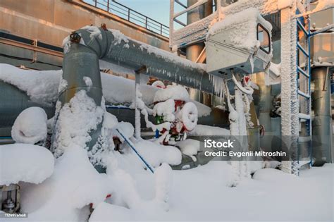 가스 밸브 크레인 및 가스 및 석유 수송 가스 처리 플랜트 가스 부스터 압축기 역 파이프 가솔린에 대한 스톡 사진 및 기타 이미지 Istock