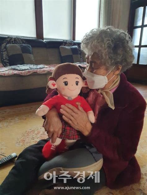 광주시 치매홀몸노인 Ai로봇 효돌·효순이가 돌봐드려요···스마트 돌봄서비스 구축 아주경제