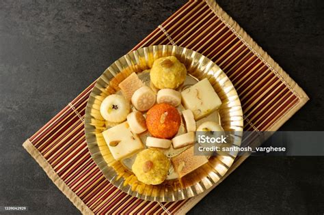 디왈리 과자 구지야 페다 바르피 모티초어 라드두 인디언 스위트 디저트 미타이 페스티벌 요리 뒤세라 홀리 가네쉬 샤투르티 달콤한 음식에 대한 스톡 사진 및 기타 이미지