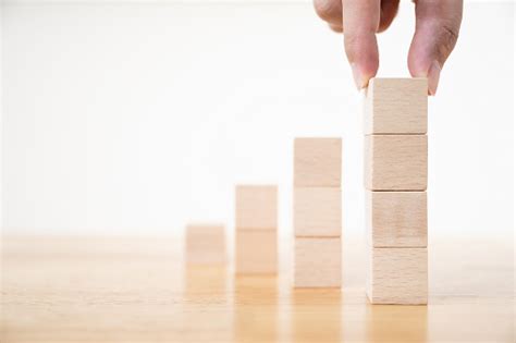 손 배열 나무 블록 스태킹 으로 단계 계단으로 비즈니스 성장 성공 프로세스 복사 공간을 위한 사다리 진로 개념 개념에 대한 스톡 사진 및 기타 이미지 Istock