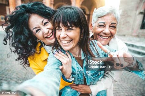 밖에서 스마트 휴대폰 기기로 셀카 사진을 찍는 세 명의 노인 여성 도시 거리를 함께 걷는 행복한 노인들 성숙한 여성들이 놀고 있는 라이프 스타일 컨셉 50 59세에 대한