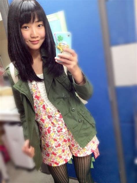 Japanese Girl Idols Momo Shiina Gravure Idol Gallery