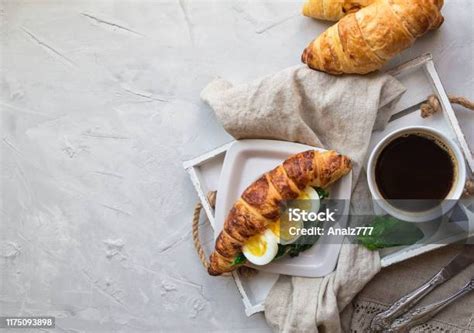 밝은 회색 콘크리트 배경에 나무 트레이에 계란과 볶은 시금치와 커피 크루아상 0명에 대한 스톡 사진 및 기타 이미지 0명 건강한 식생활 냅킨 Istock